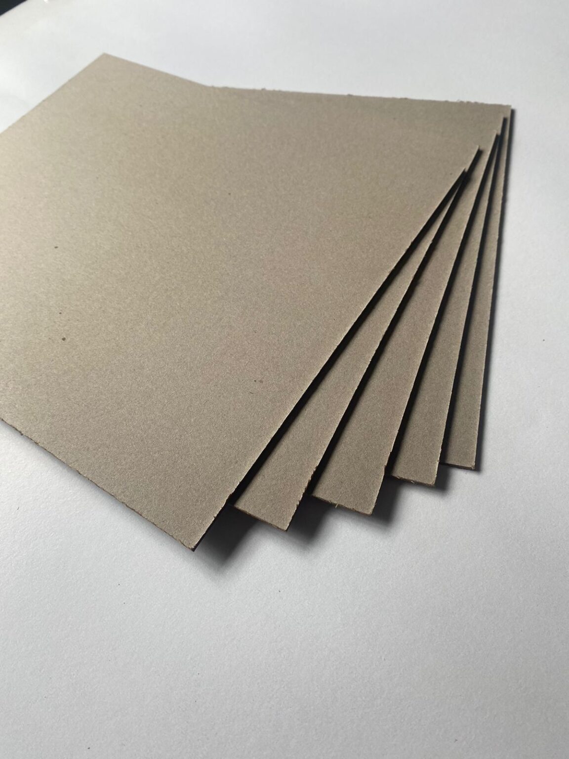 Cartón Gris: Calidad para Encuadernación y Cajas